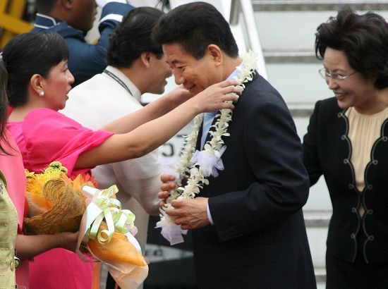 Filipino Representative Puts Garland Flowers Around Editorial Stock ...