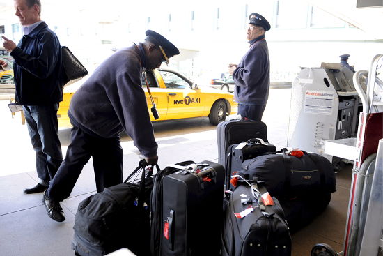 Porters Work American Airlines Curbside Baggage Editorial Stock Photo ...