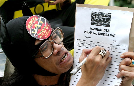 Filipino Entertainer Arvin Tado Jimenez Dons - Foto de stock de ...