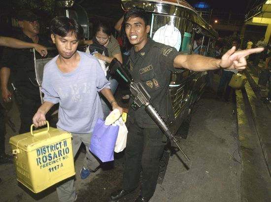Filipino Police Officer Guards Ballot Box - Foto de stock de contenido ...