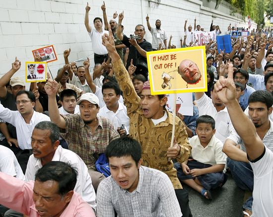 Thai Muslim Protestors Shout Allah Akbar Editorial Stock Photo - Stock ...