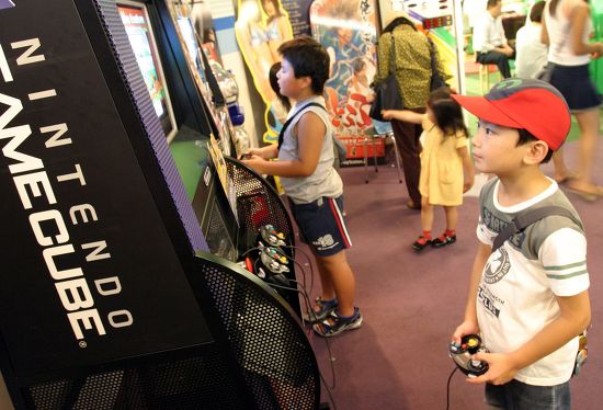 Japanese Children Playing Nintendo Gamecube Downtown Editorial Stock ...