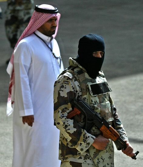 Saudi Arabian Special Forces Soldier Stands - Foto de stock de ...