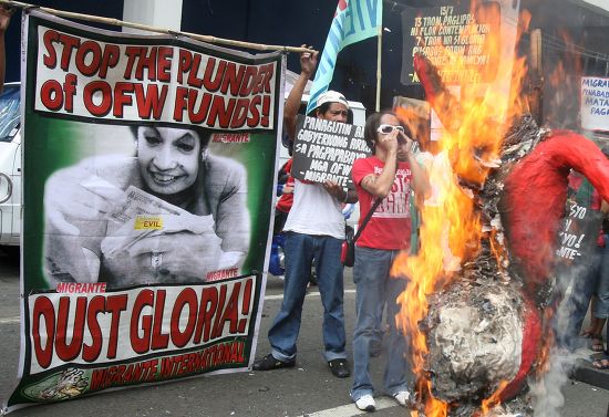 Filipino Protesters Burn Effigy Philippine President Editorial Stock ...