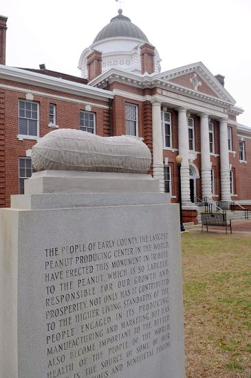Peanuttopped Monument Outside Early County Courthouse Editorial Stock ...