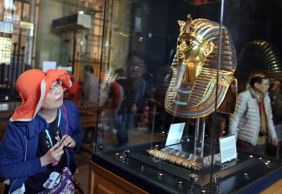 Tourist Examines Golden Mask King Tutankhamun Editorial Stock Photo ...