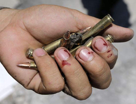 Filipino Soldier Holds Bullets Following Explosion Foto Stok Editorial ...