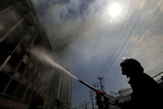 Filipino Fireman Uses Water Cannon Extinguish - Foto de stock de ...