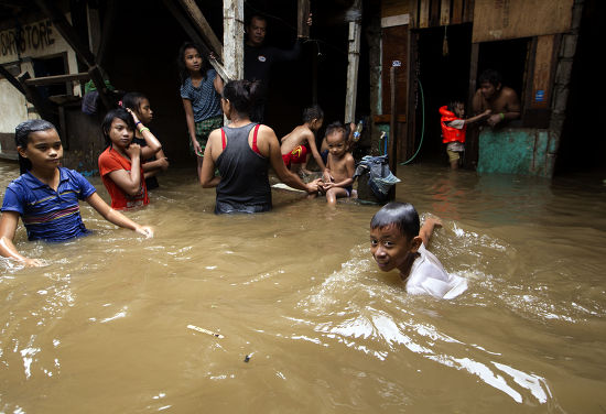 Filipino Flood Victims Wade Through Water Editorial Stock Photo - Stock Image | Shutterstock