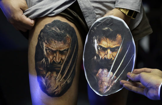 Filipino Tattoo Artist Jose Manansala Shows - Foto de stock de ...