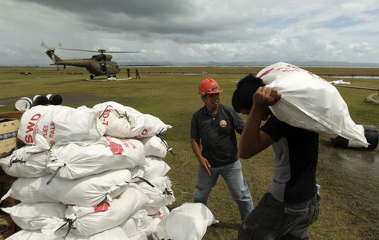 Filipino Volunteers Carry Sacks Relief Goods Editorial Stock Photo ...