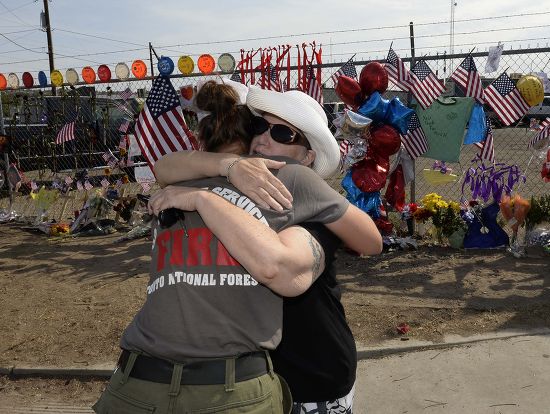 Woman Hugs Woman Firefighter Makeshift Memorial Editorial Stock Photo ...