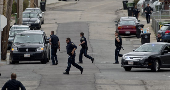 Police Guns Drawn Run Location Suspicious Editorial Stock Photo - Stock ...