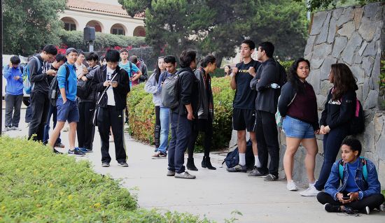 Students Gather Together During Lockdown University Editorial Stock ...