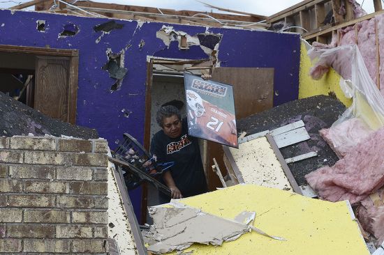 People Recover Belongings Rubble Home Moore Editorial Stock Photo ...