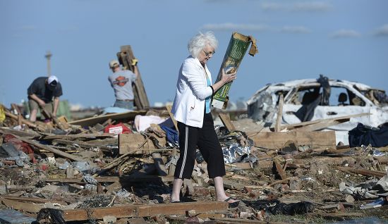 People Salvage Items Destroyed Neighborhood Moore Editorial Stock Photo ...