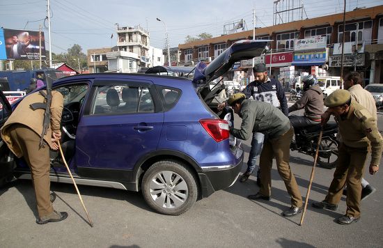 Jammu Kashmir Police Men Frisk Vehicle Editorial Stock Photo - Stock ...