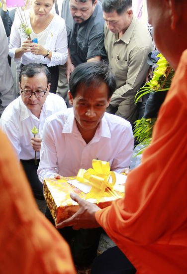 Cambodian Chea Mony C Gives Offerings Editorial Stock Photo - Stock Image | Shutterstock