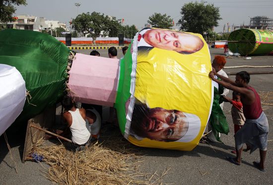 Labourers Work On Head Effigy Portrait Editorial Stock Photo - Stock ...