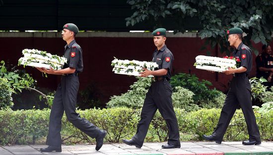 Indian Security Officials Carry Wreaths Honor Editorial Stock Photo ...
