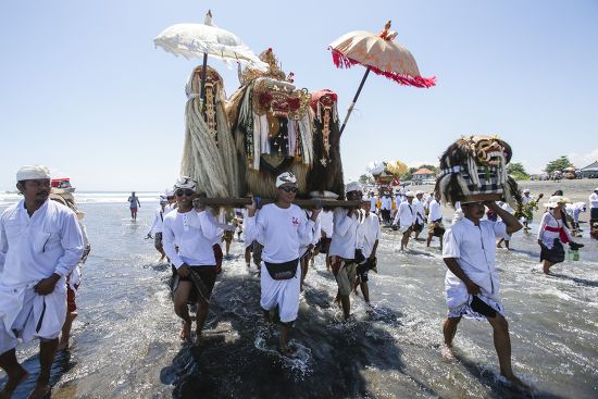 Balinese Hindu Devotees Carry Pratima Symbol Editorial Stock Photo ...