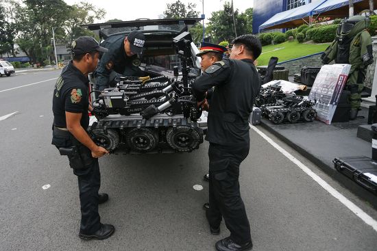 Filipino Bomb Squad Operatives Load Explosive Editorial Stock Photo ...
