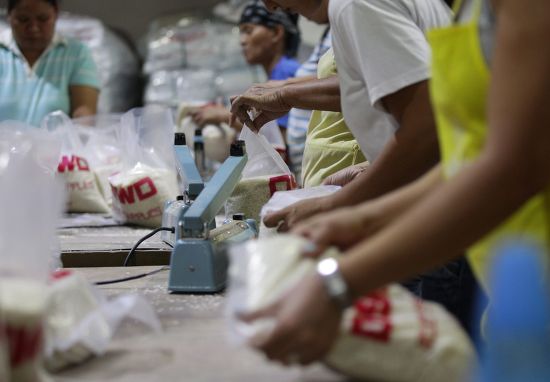 Filipino Government Workers Pack Relief Goods Editorial Stock Photo ...
