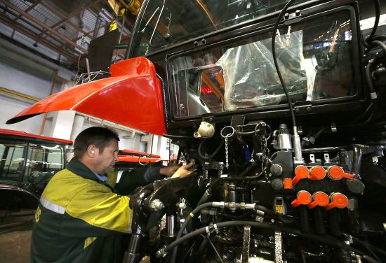 Worker Assembles Tractor Assembly Line Minsk Editorial Stock Photo ...