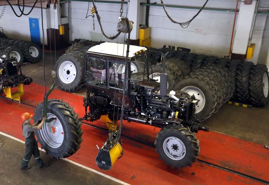 Worker Assembles Tractor Assembly Line Minsk Editorial Stock Photo ...