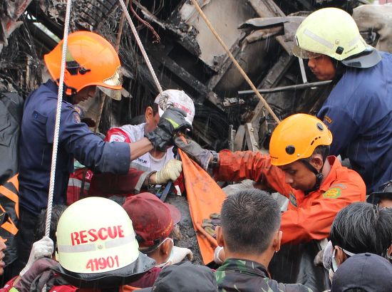 Emergency Rescuers Evacuate Bodies Victims Collided Editorial Stock ...