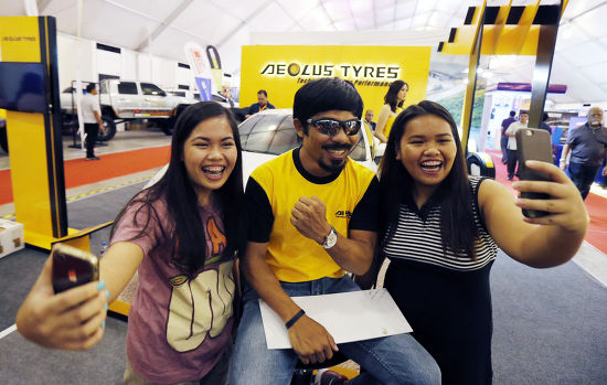 Filipinos Take Their Selfie Photos Filipino - Foto de stock de ...