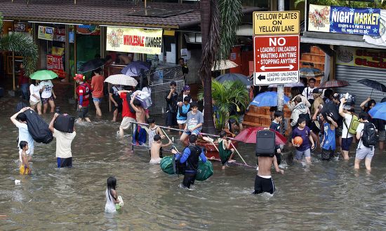 Filipinos Tourists Wade Flooded Edsa Main Editorial Stock Photo - Stock ...