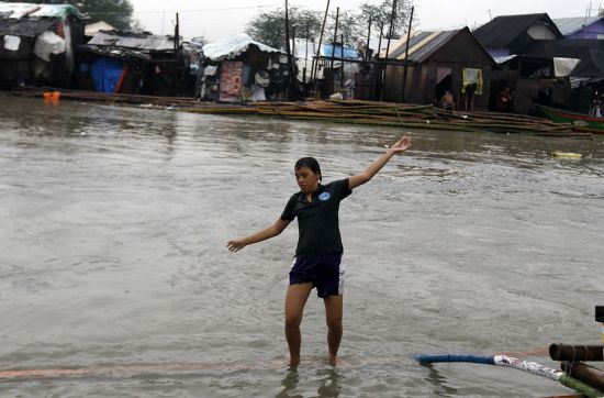 Filipino Resident Walks On Flooded Makeshift Editorial Stock Photo ...