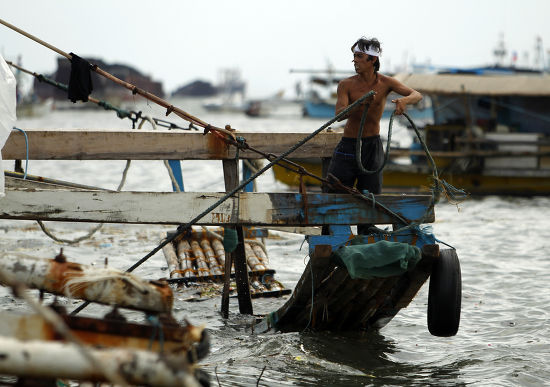 Filipino Fisherman Unties Boat Port Navotas Editorial Stock Photo ...