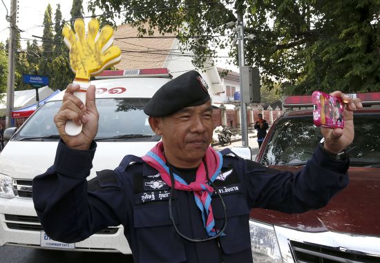 Thai Police Wave Antigovernment Protesters Clapper Editorial Stock ...