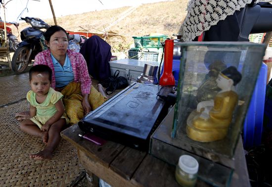 Woman Her Daughter Sit Temporary Makeshift Editorial Stock Photo ...