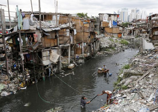 Filipino Residents Living Shanties Along River Editorial Stock Photo ...