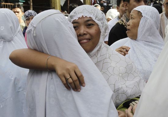 Filipino Muslims Hug Each Other Greeting Editorial Stock Photo - Stock ...