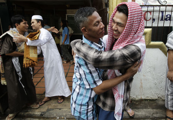 Filipino Muslims Hug Each Other Greeting Editorial Stock Photo - Stock ...