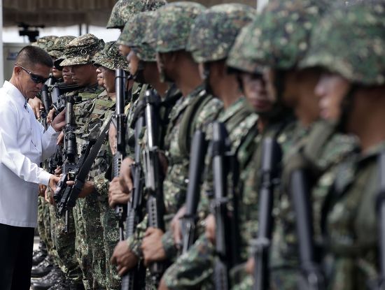 Presidential Security Officer Checks Rifle Filipino Editorial Stock ...