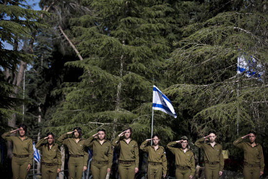 Israeli Soldiers Salute After Decorating Graves Editorial Stock Photo ...
