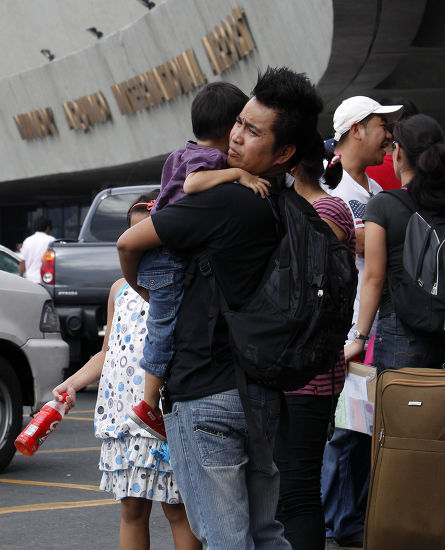 Filipino Migrant Worker Hugs His Child Editorial Stock Photo - Stock ...