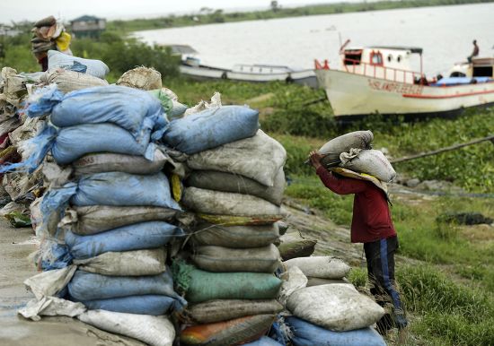 Filipino Worker Carries Sandbags Dike Taguig Editorial Stock Photo ...
