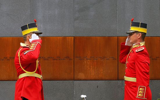 Romanian Honor Guard Soldiers Salute Front Editorial Stock Photo ...