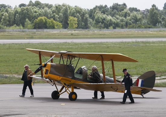 British Pilots Push Tiger Moth Dh82 Editorial Stock Photo - Stock Image ...