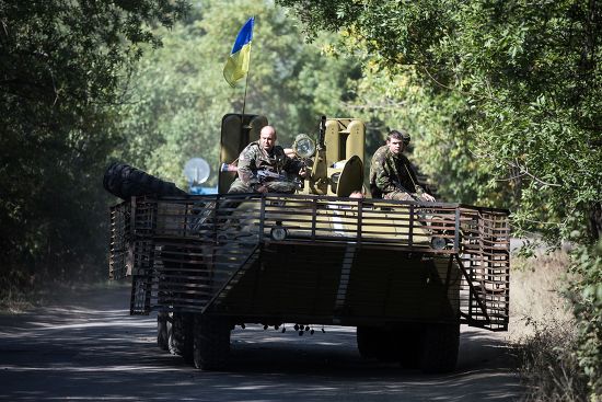 Ukrainian Soldiers Drive On Armored Personnel - Foto de stock de ...