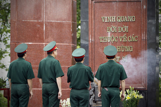 Vietnamese Officials Pay Tribute Heroes Martyrs Editorial Stock Photo ...
