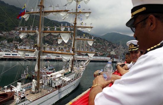 Group Sailors Observe School Ship Docks Editorial Stock Photo - Stock ...