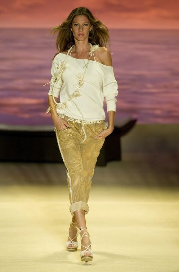 Brazilian Model Giselle Bundchen Takes Catwalk Editorial Stock Photo ...