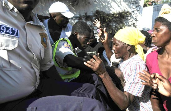 Scores People Crowd Into Portauprince Haiti Editorial Stock Photo ...